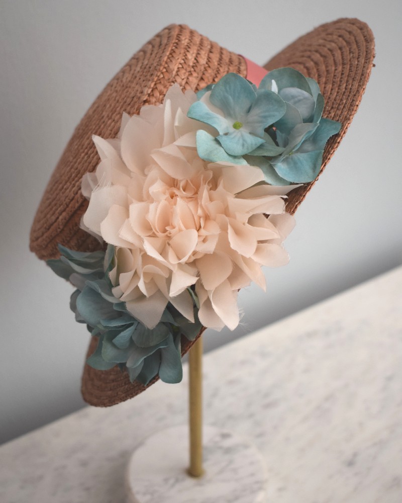 Canotier de rafia con cinta rosa y flores