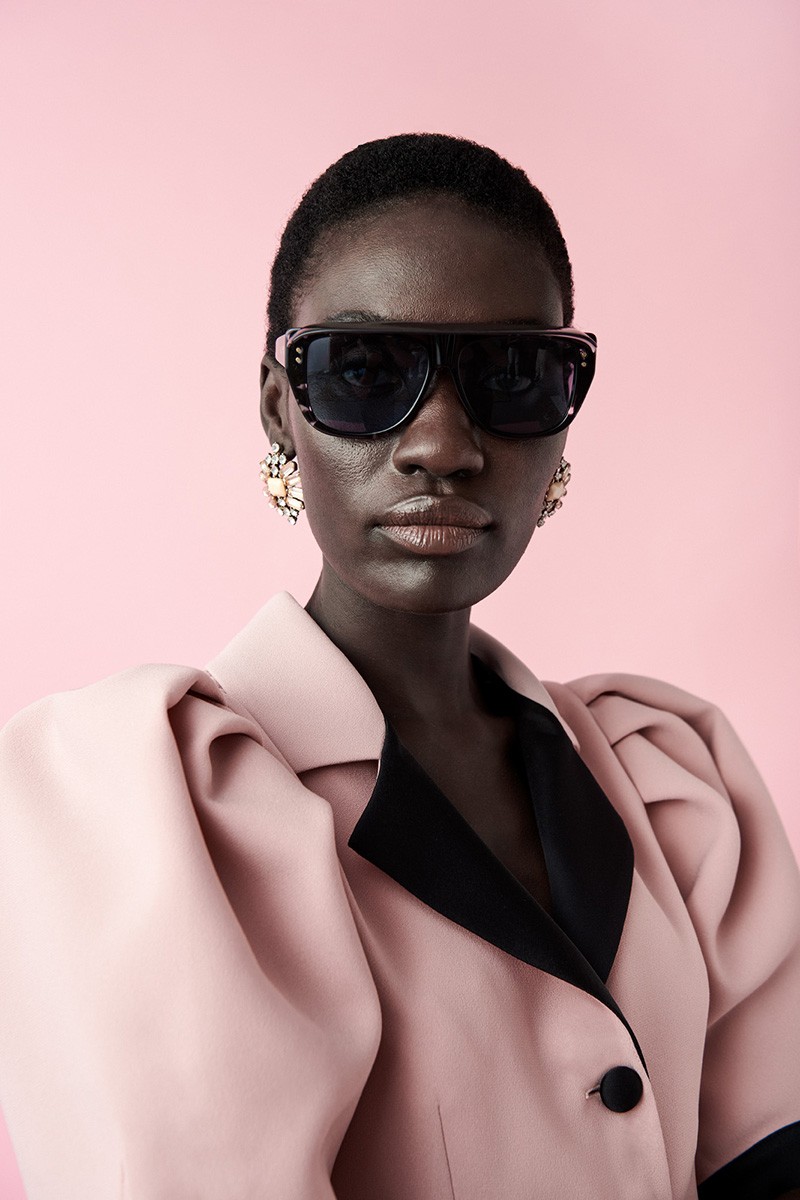 Mono de fiesta rosa palo y negro con manga abullonada