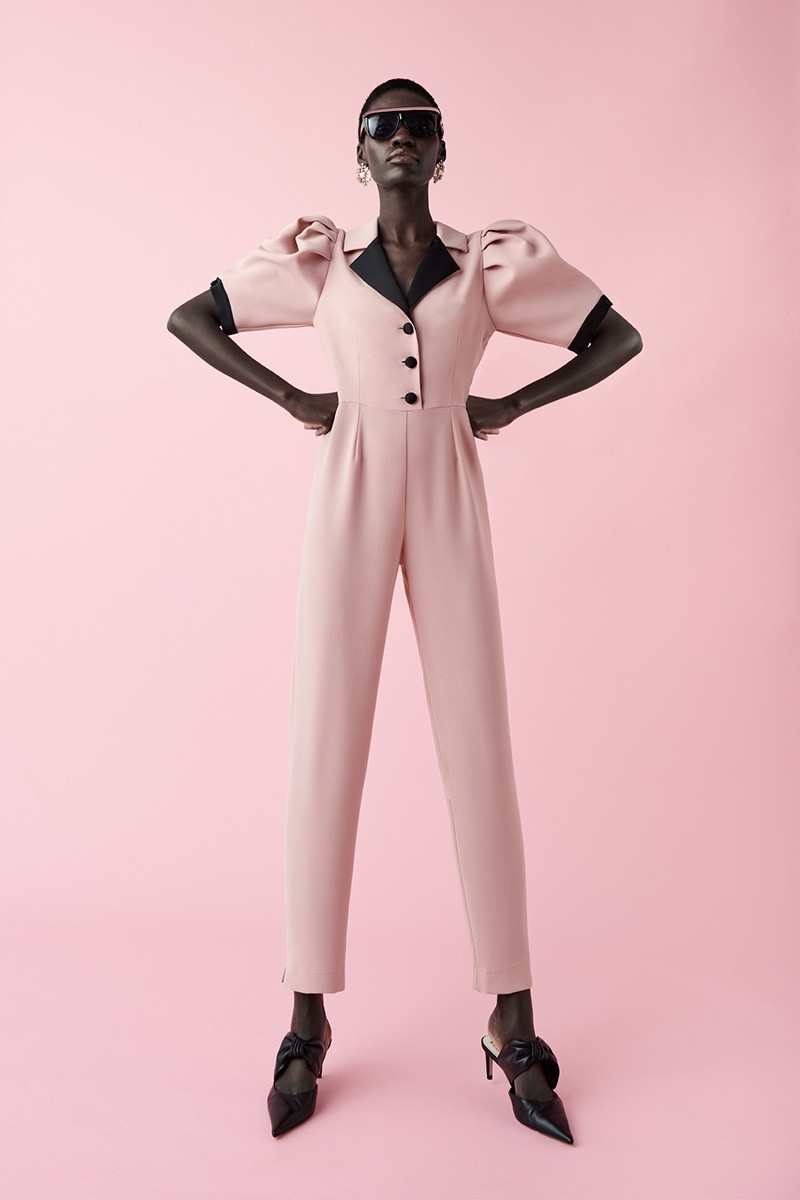 Mono de fiesta rosa palo y negro con manga abullonada