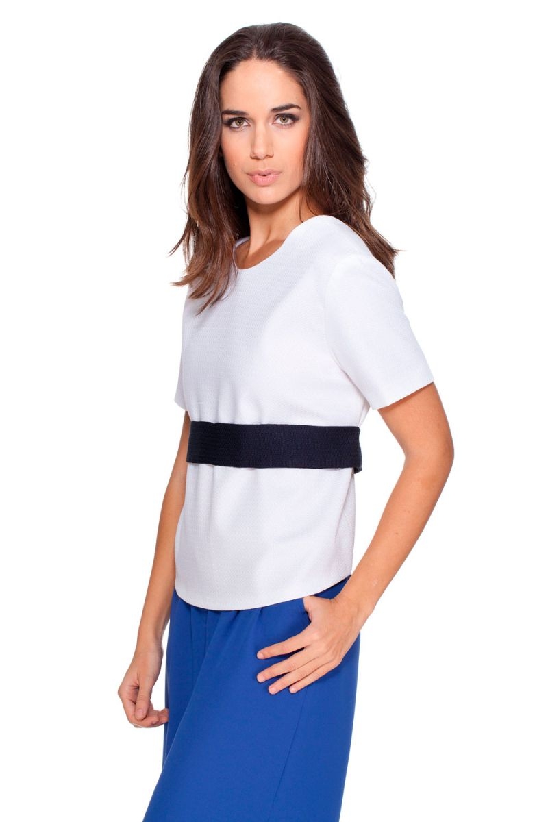 Top blanco de líneas rectas con cinturón en contraste azul y