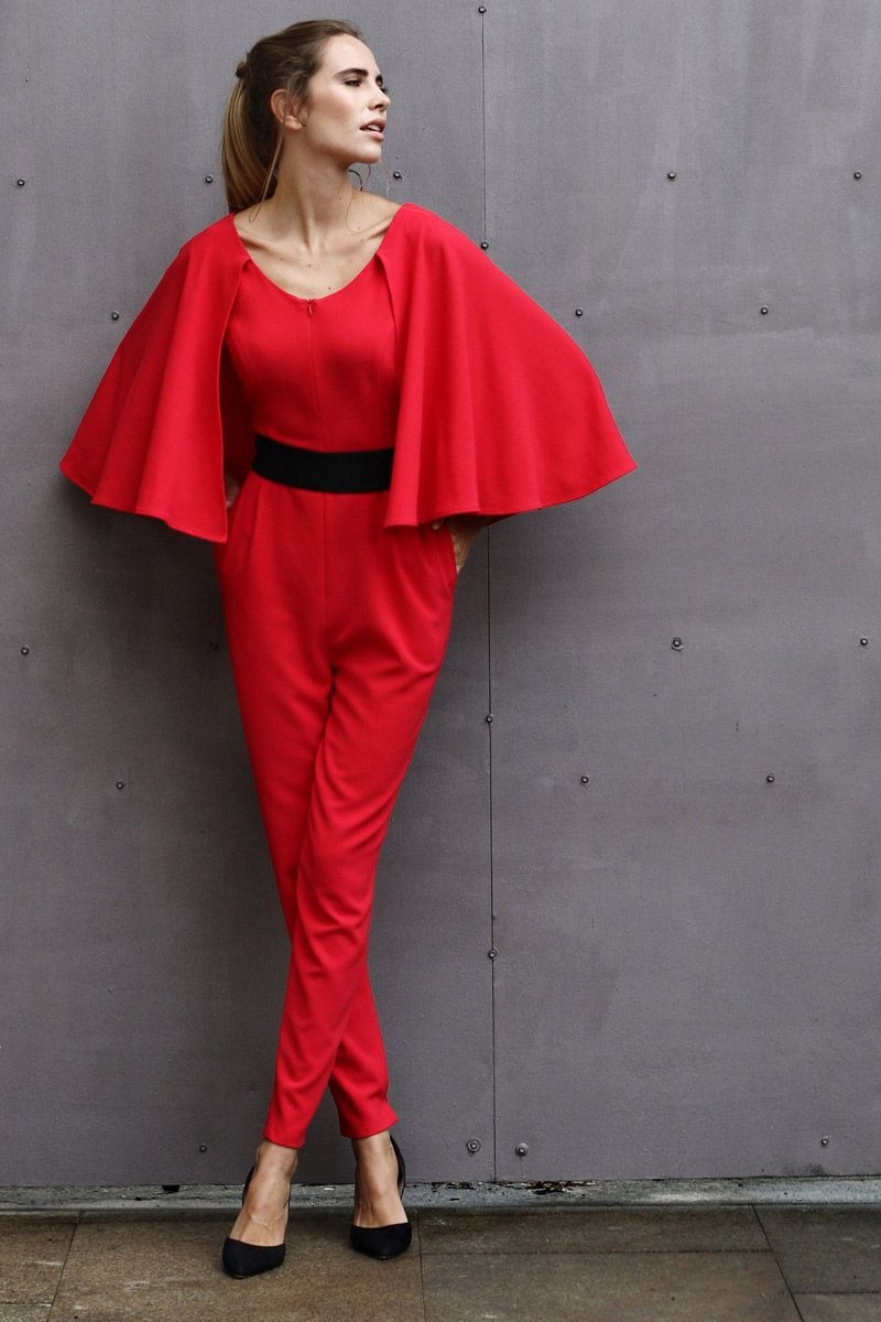 mono de fiesta rojo con capa