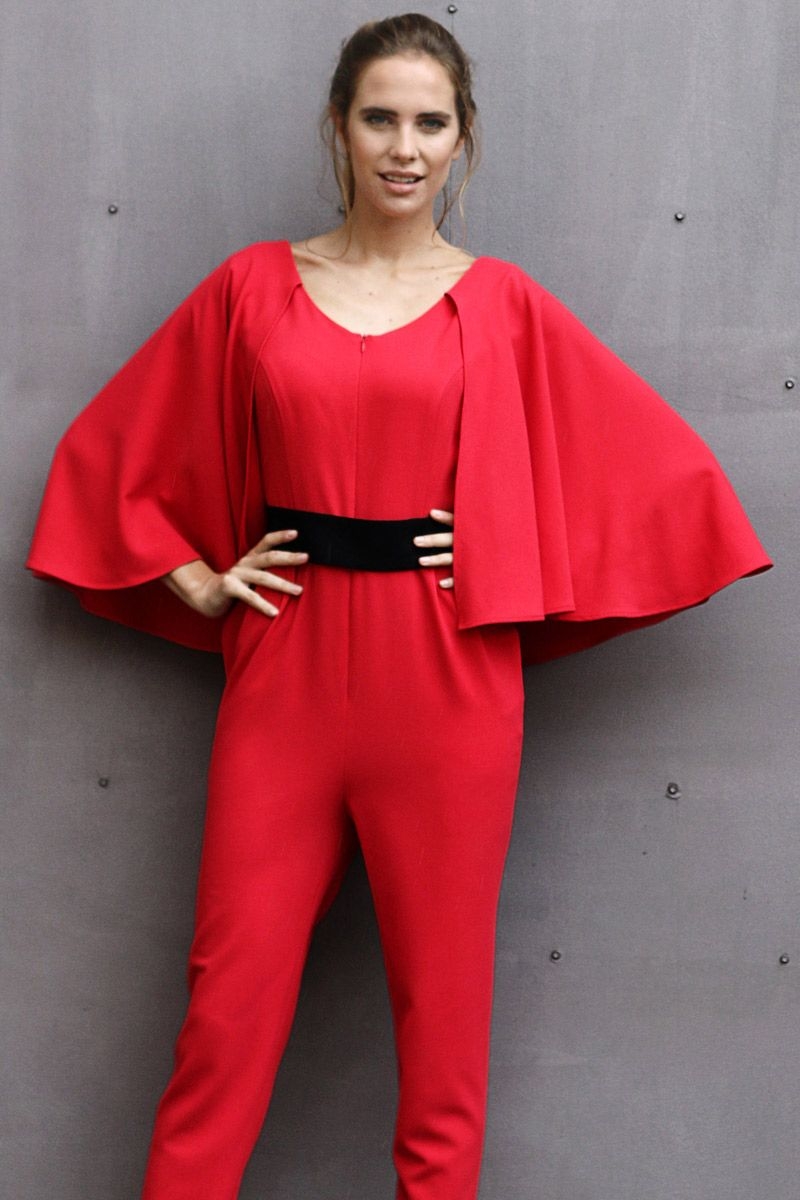 mono de fiesta rojo con capa