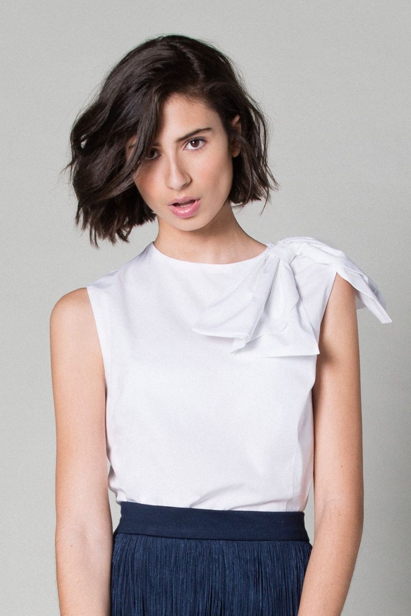 top blanco con lazo en el hombro sin mangas